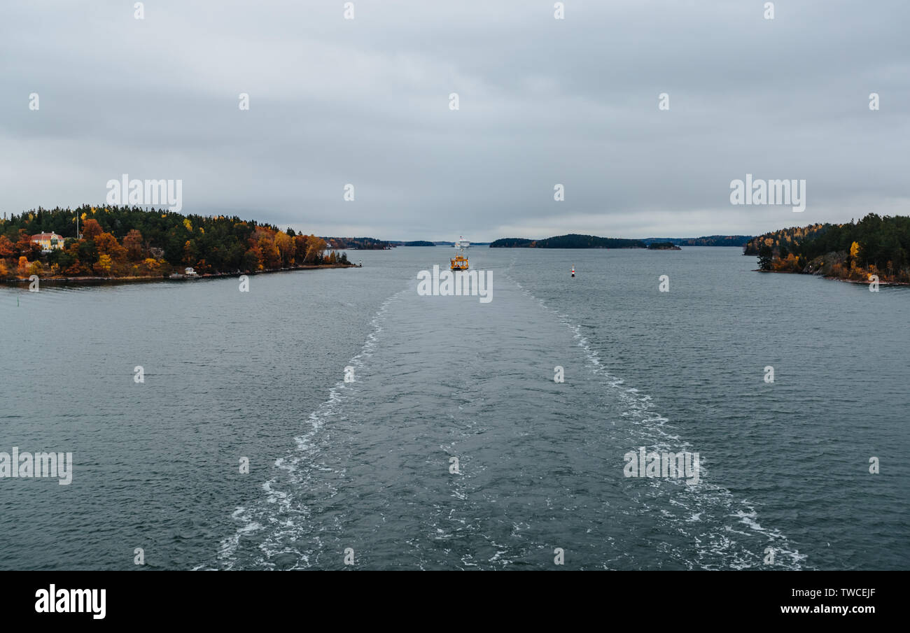 Water splash from back boat hi-res stock photography and images - Alamy