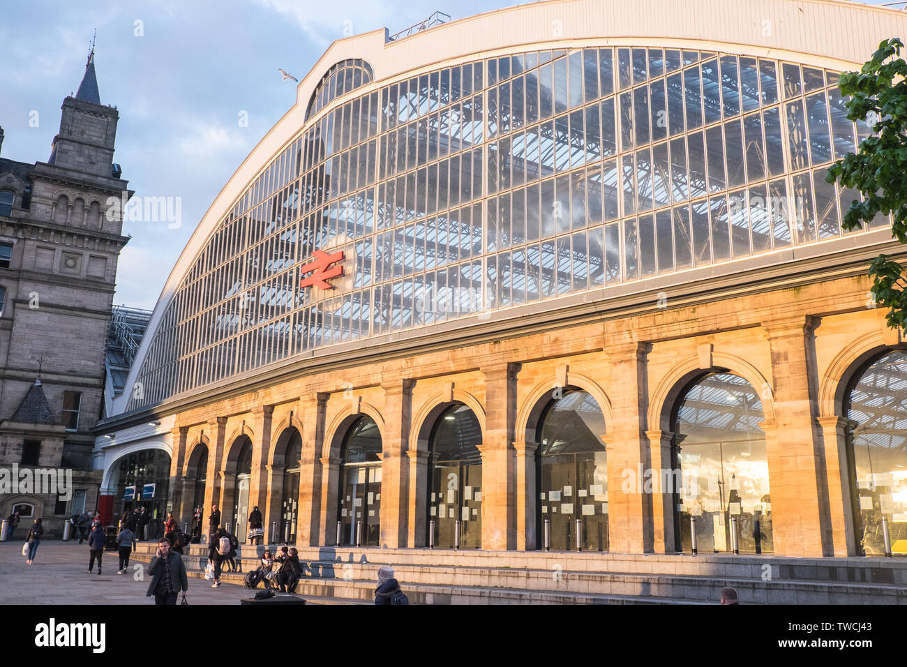 Lime street entrance hi-res stock photography and images - Alamy