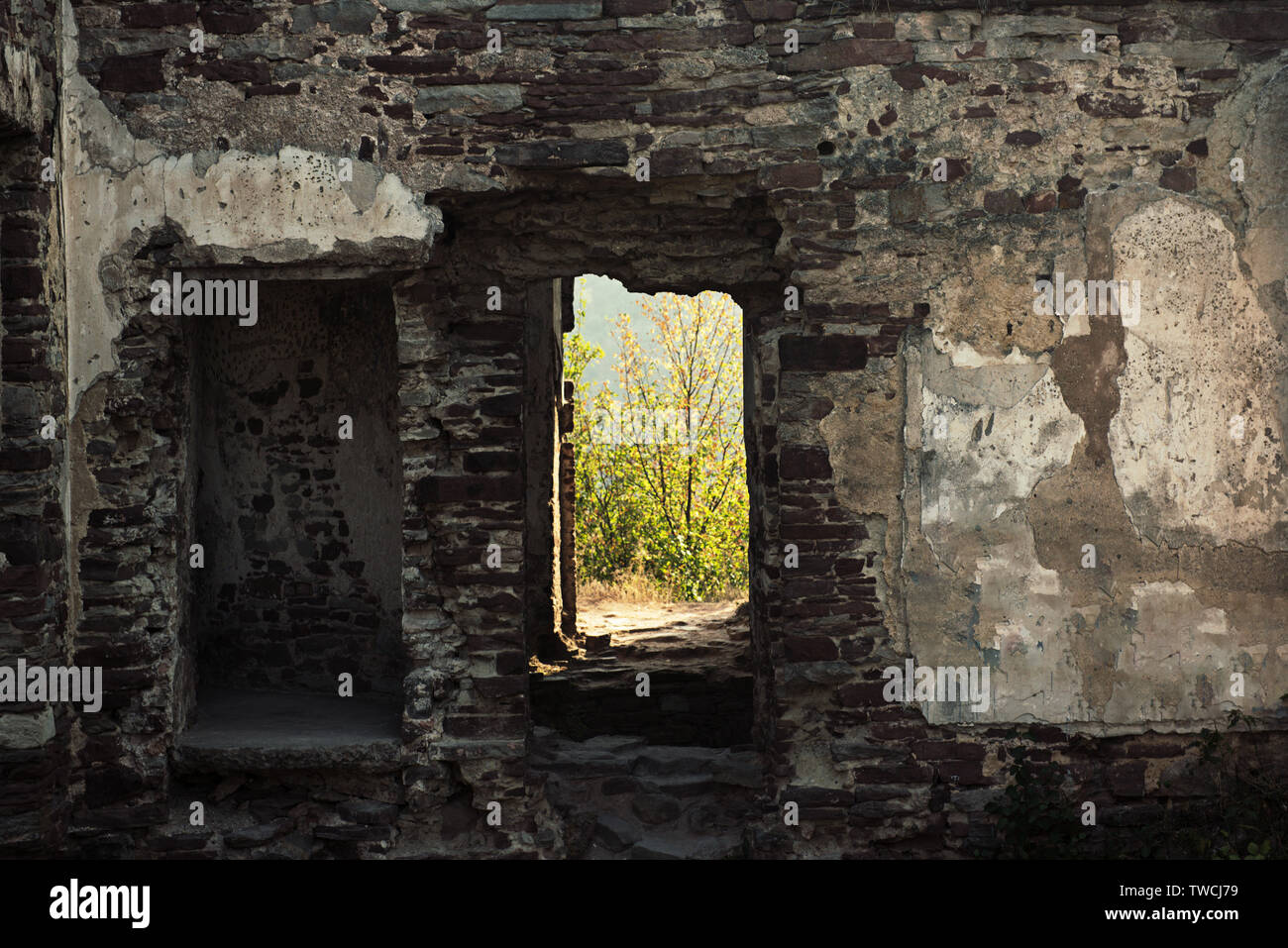 Old wall with breach Stock Photo - Alamy