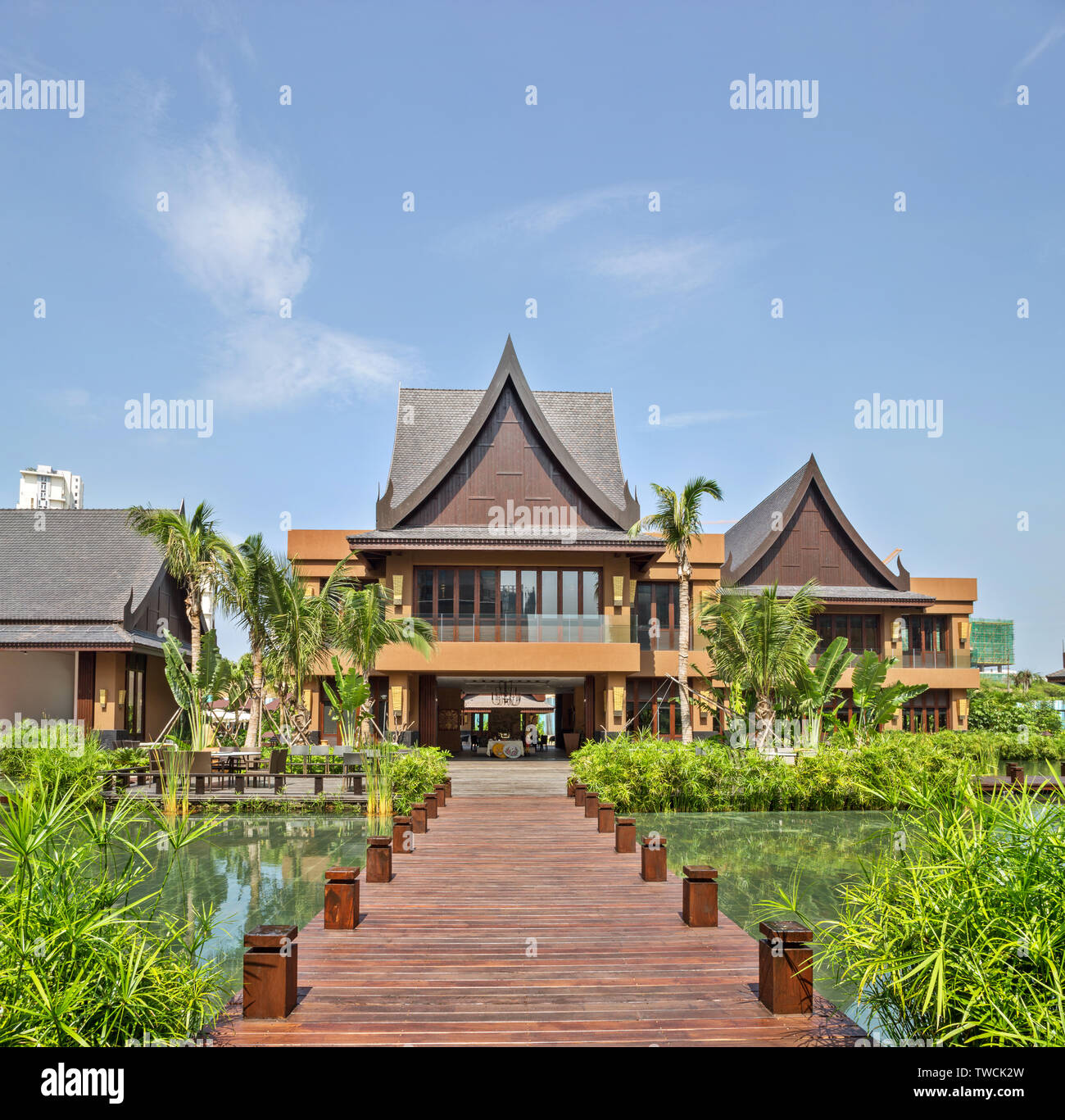 pathway to resort building Stock Photo - Alamy