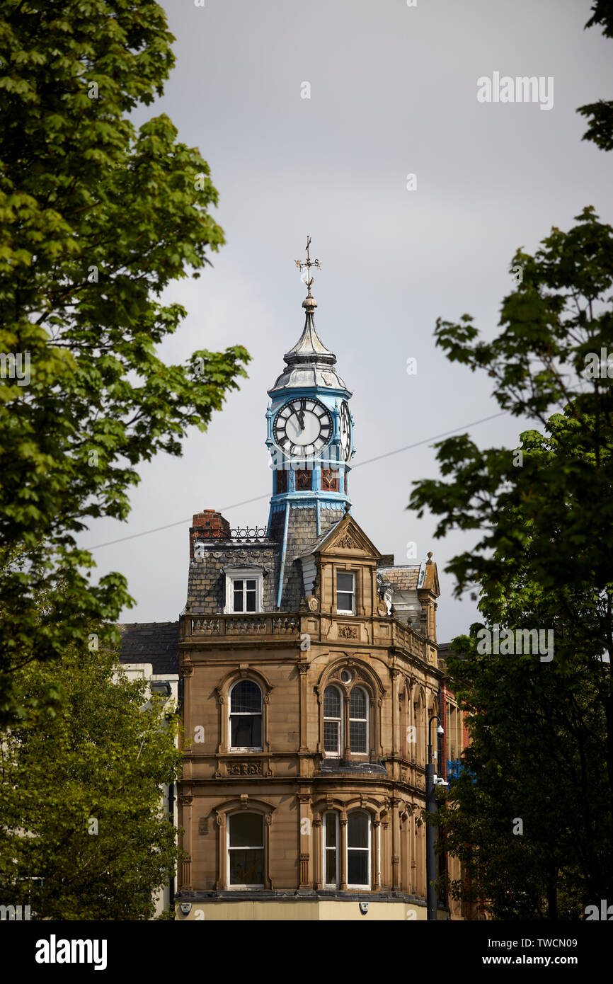 Street corner clock hi-res stock photography and images - Alamy