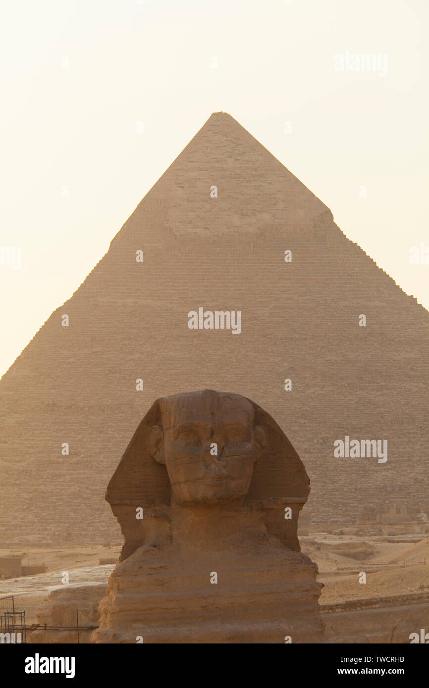 La Esfinge y la pirámide de Kefrén, Meseta de Giza, El Cairo, Valle del ...