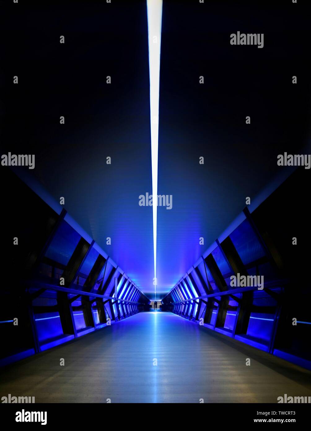 Canary wharf pedestrian bridge crossrail hi-res stock photography and ...