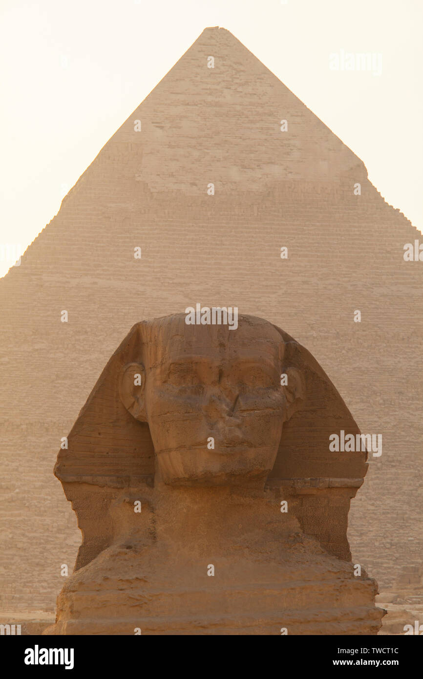 La Esfinge y la pirámide de Kefrén, Meseta de Giza, El Cairo, Valle del ...