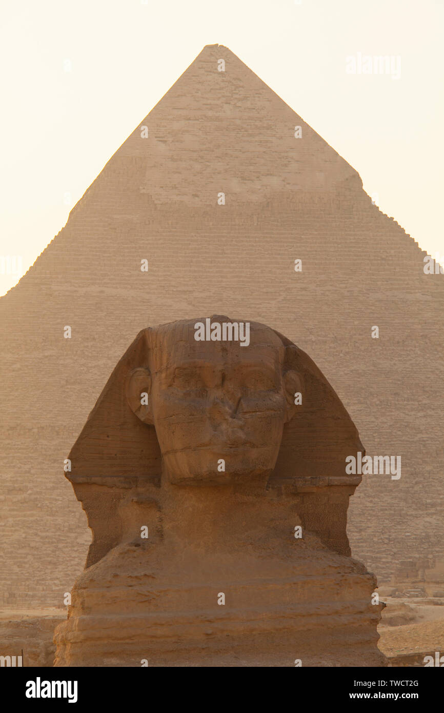 Pirámide de la esfinge hi-res stock photography and images - Alamy