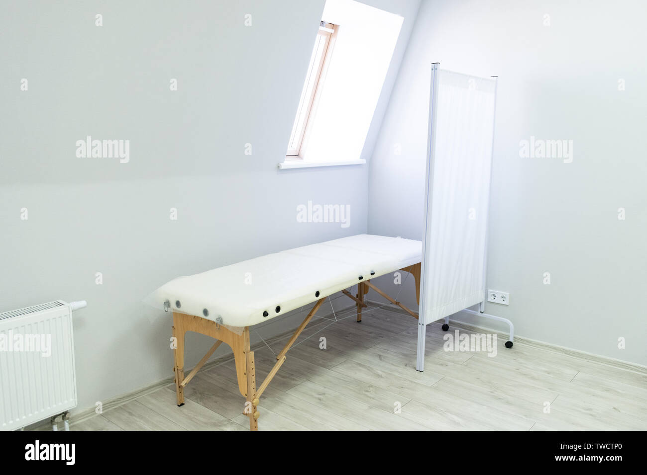 medical couch in modern hospital ward Stock Photo - Alamy