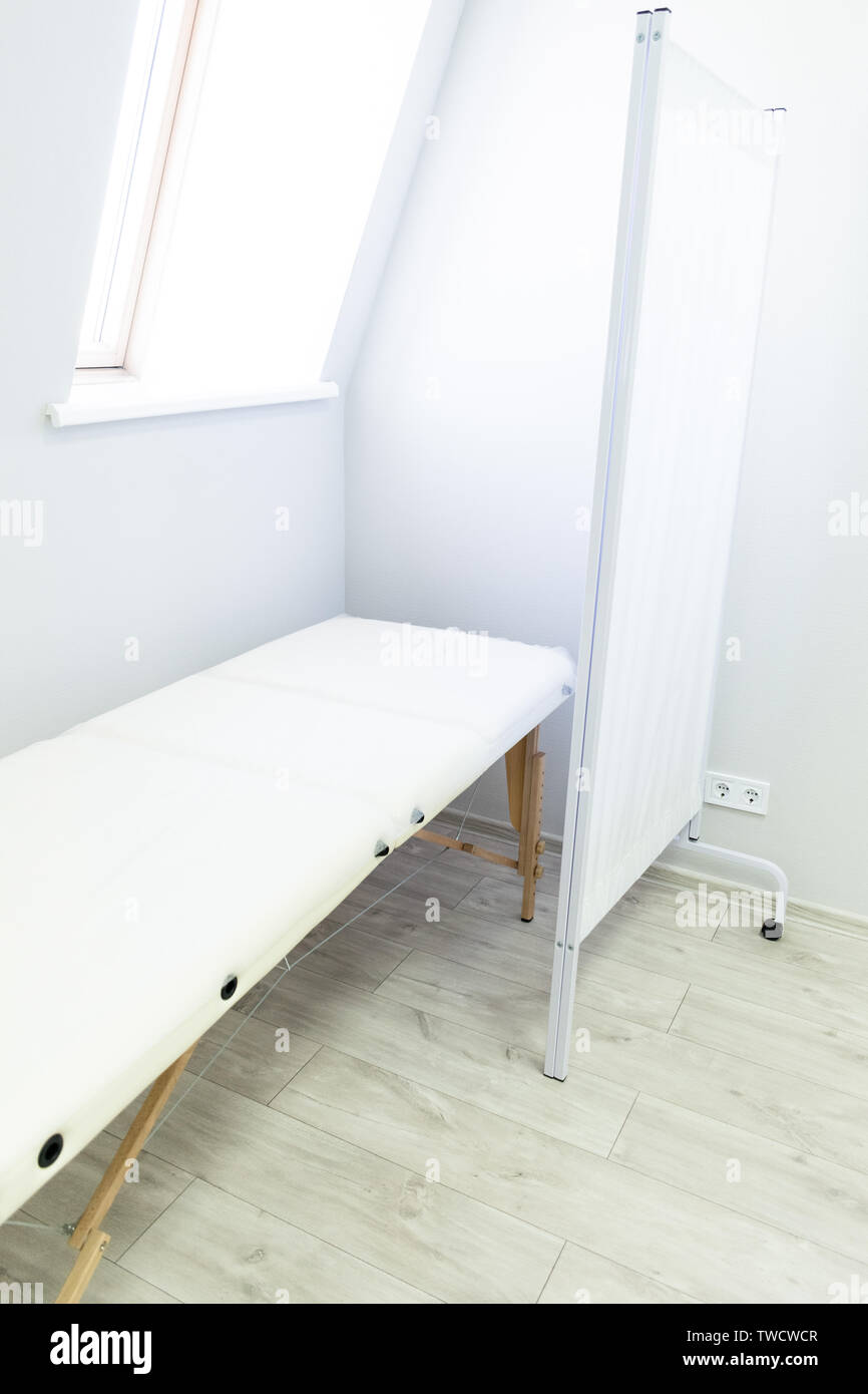 medical couch in modern hospital ward Stock Photo - Alamy