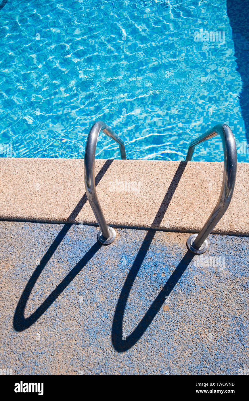 Ladder into a turquoise blue pool Stock Photo - Alamy