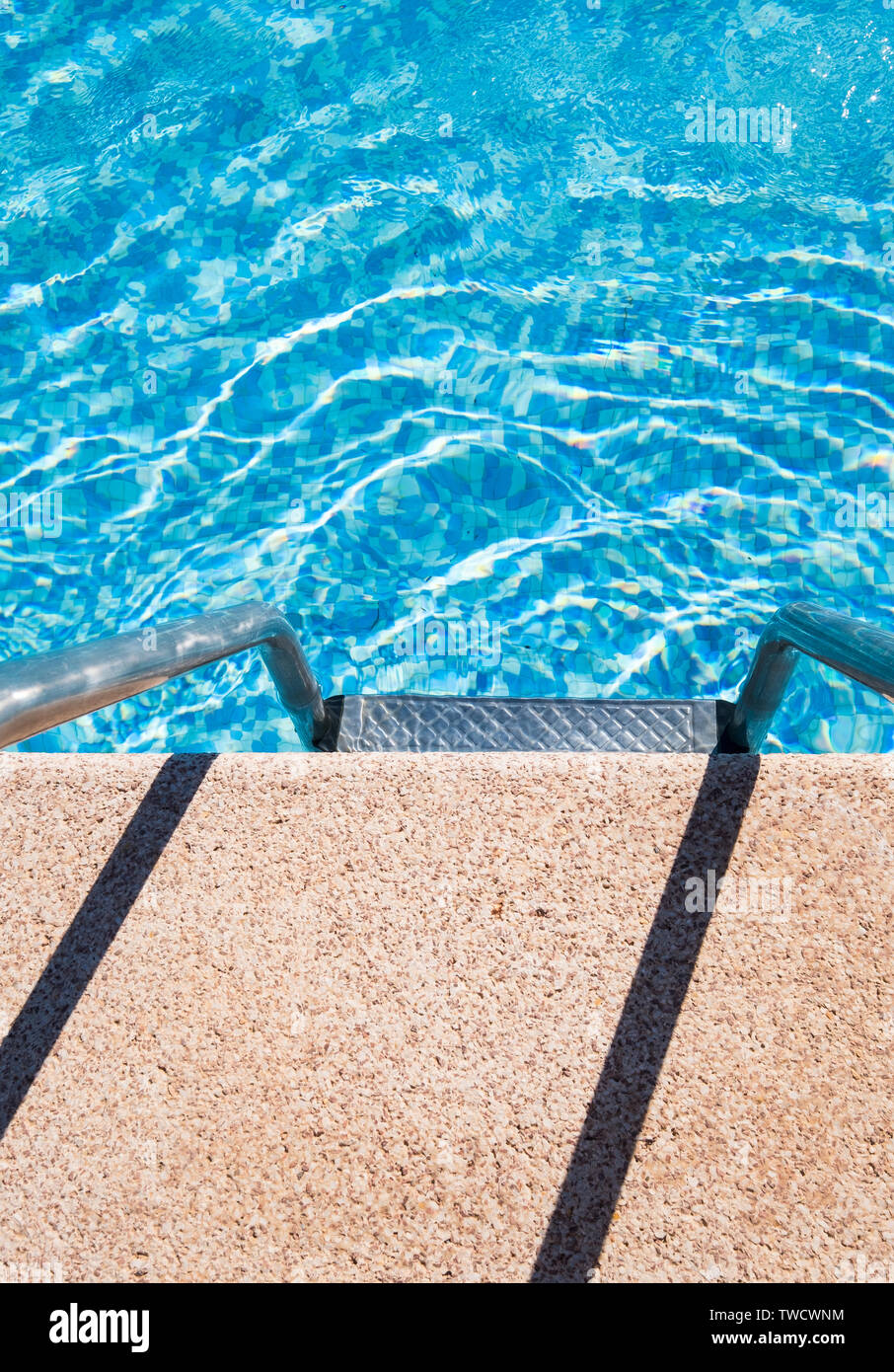 Ladder into a turquoise blue pool Stock Photo - Alamy