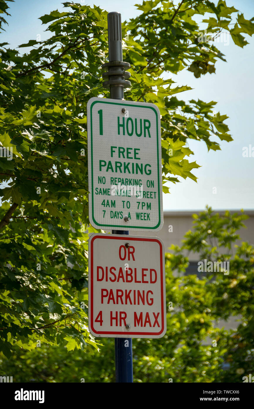 Red sign disabled parking hi-res stock photography and images - Alamy