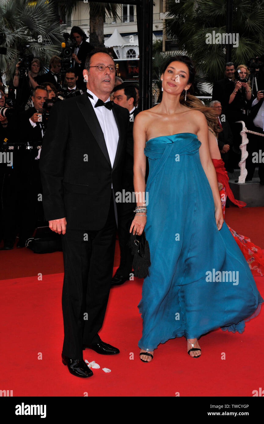 CANNES, FRANCE. May 25, 2008: Jean Reno & wife at the closing gala ...