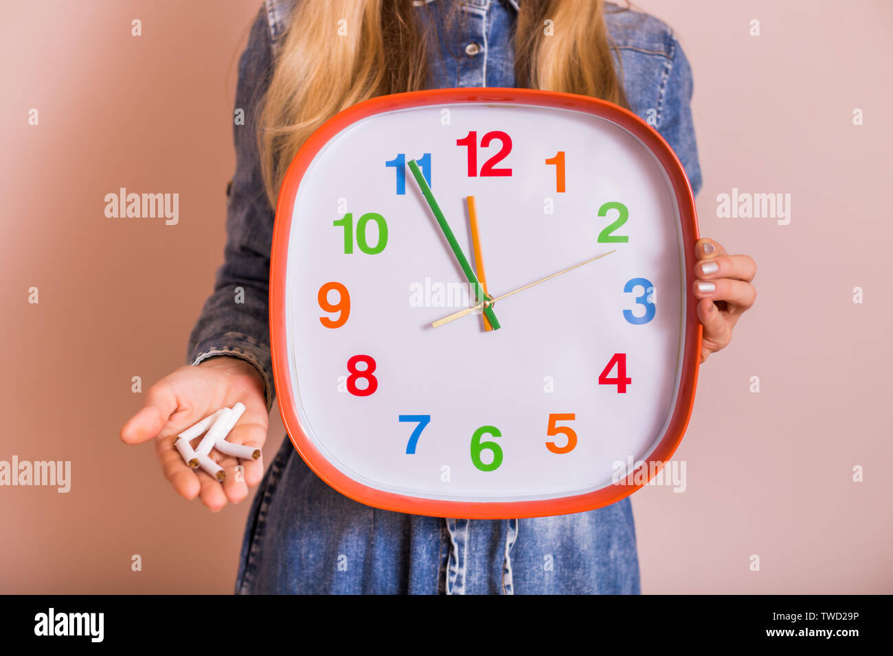 Cigarettes clock hi-res stock photography and images - Alamy