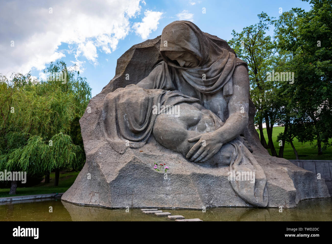 Grieving mother sculpture hi-res stock photography and images - Alamy