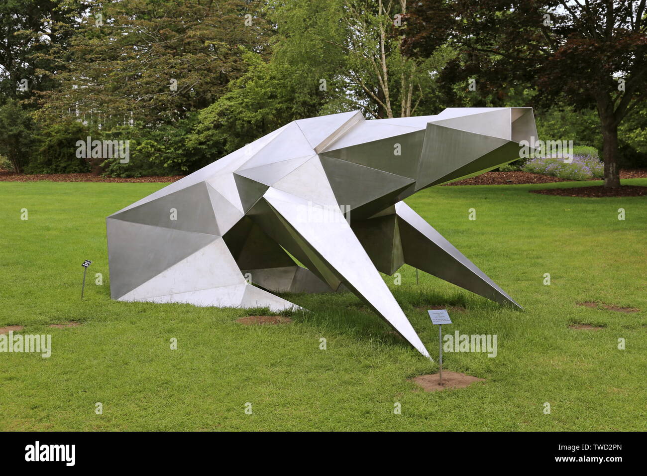 'Crouching Beast II' (Lynn Chadwick, 1990, stainless steel), Sculpture ...