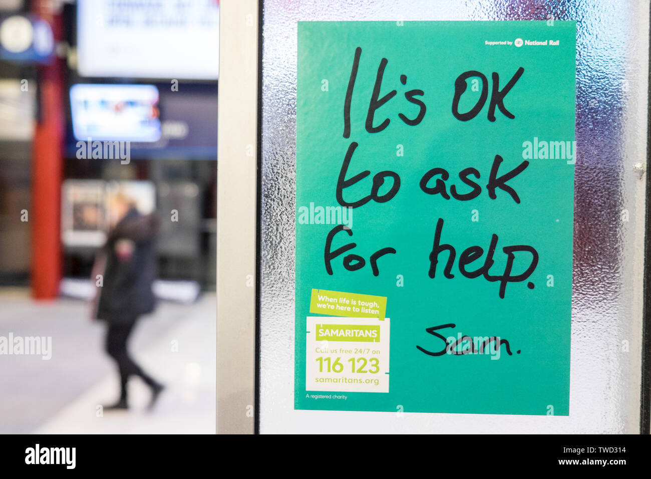 Samaritans sign at station hi-res stock photography and images - Alamy