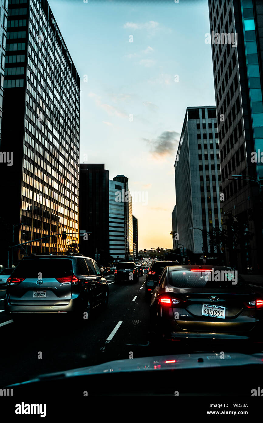 Sunset in Los Angeles, clear sky and light reflection on building ...