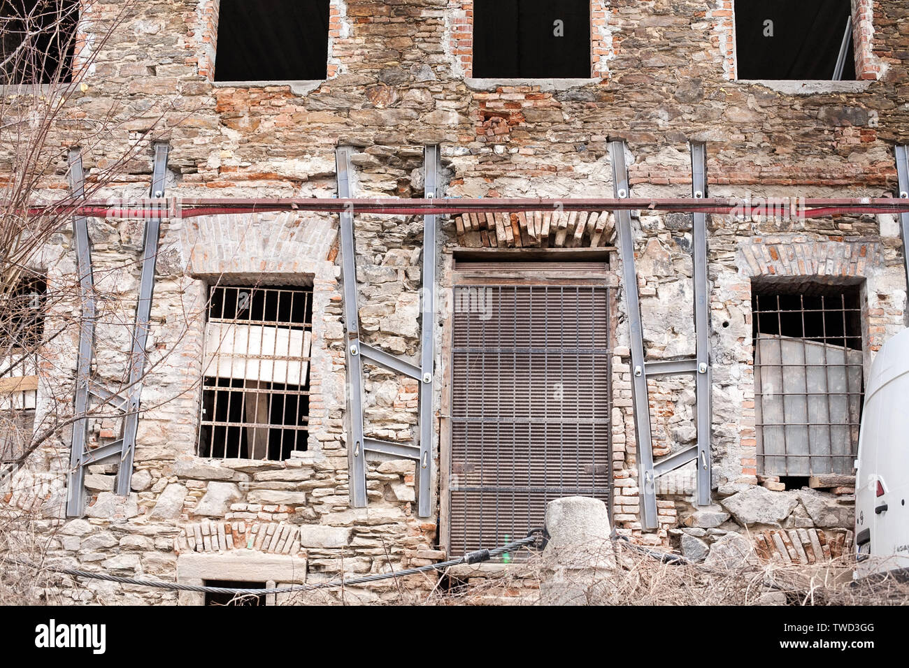 old wreck wall of brick abandoned house Stock Photo - Alamy