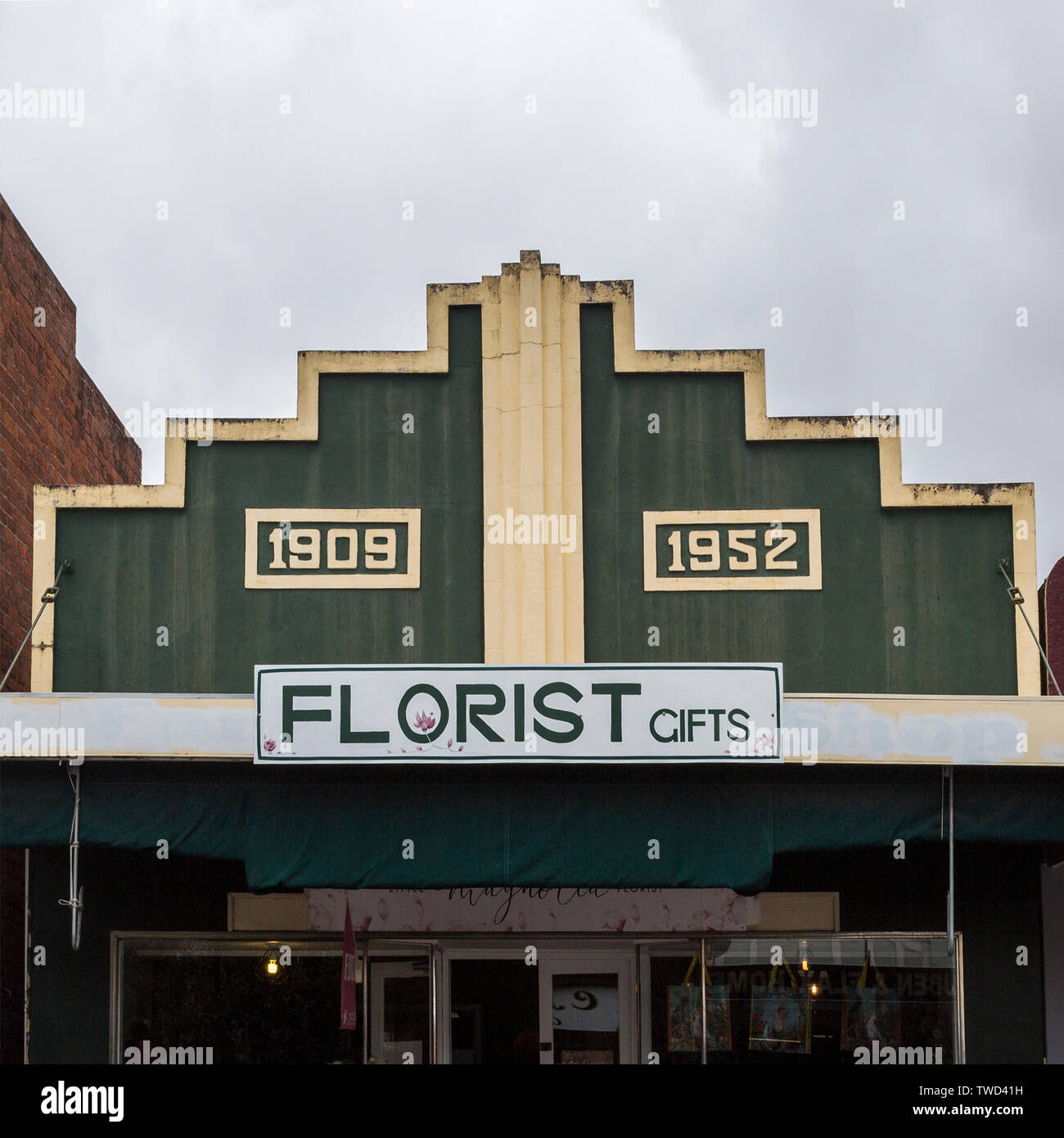 Beautiful facade of a 1904-1952 Art Deco building with rendered parapet ...