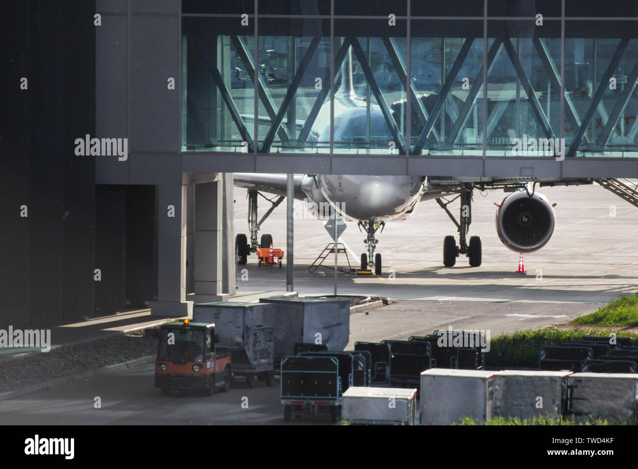 Airport ground crew signal hi-res stock photography and images - Alamy