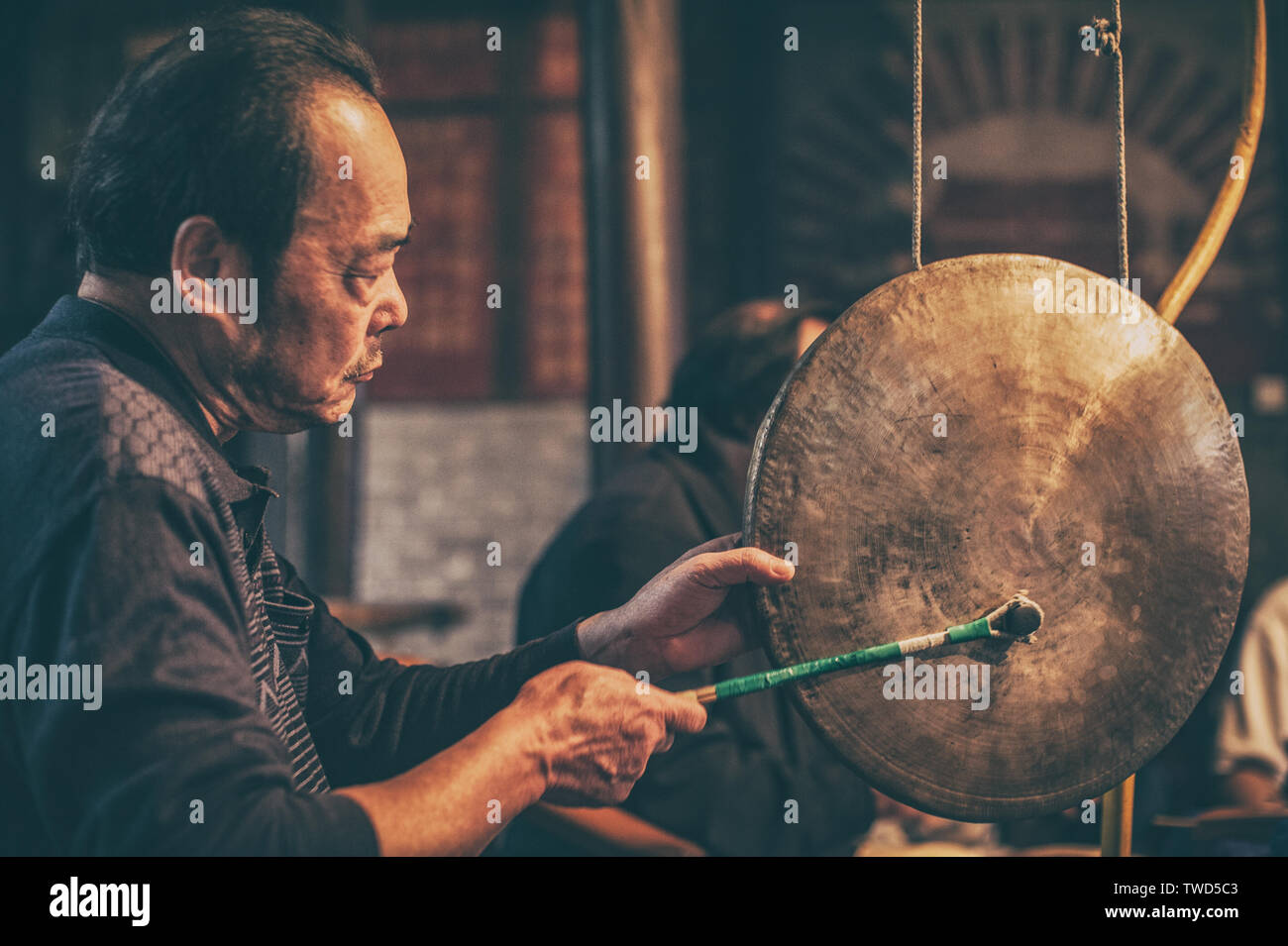 Chengdu Pengzhen Guanyin Pavilion old teahouse, around drum play Stock ...