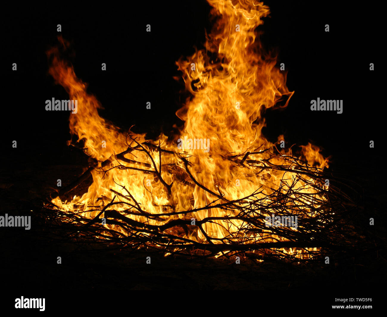 Fire with logs burning during night Stock Photo - Alamy