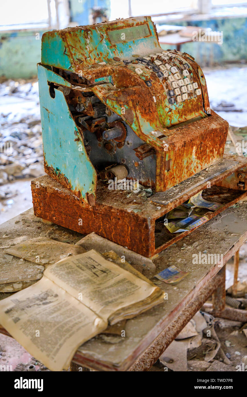 Broken cash register hi-res stock photography and images - Alamy