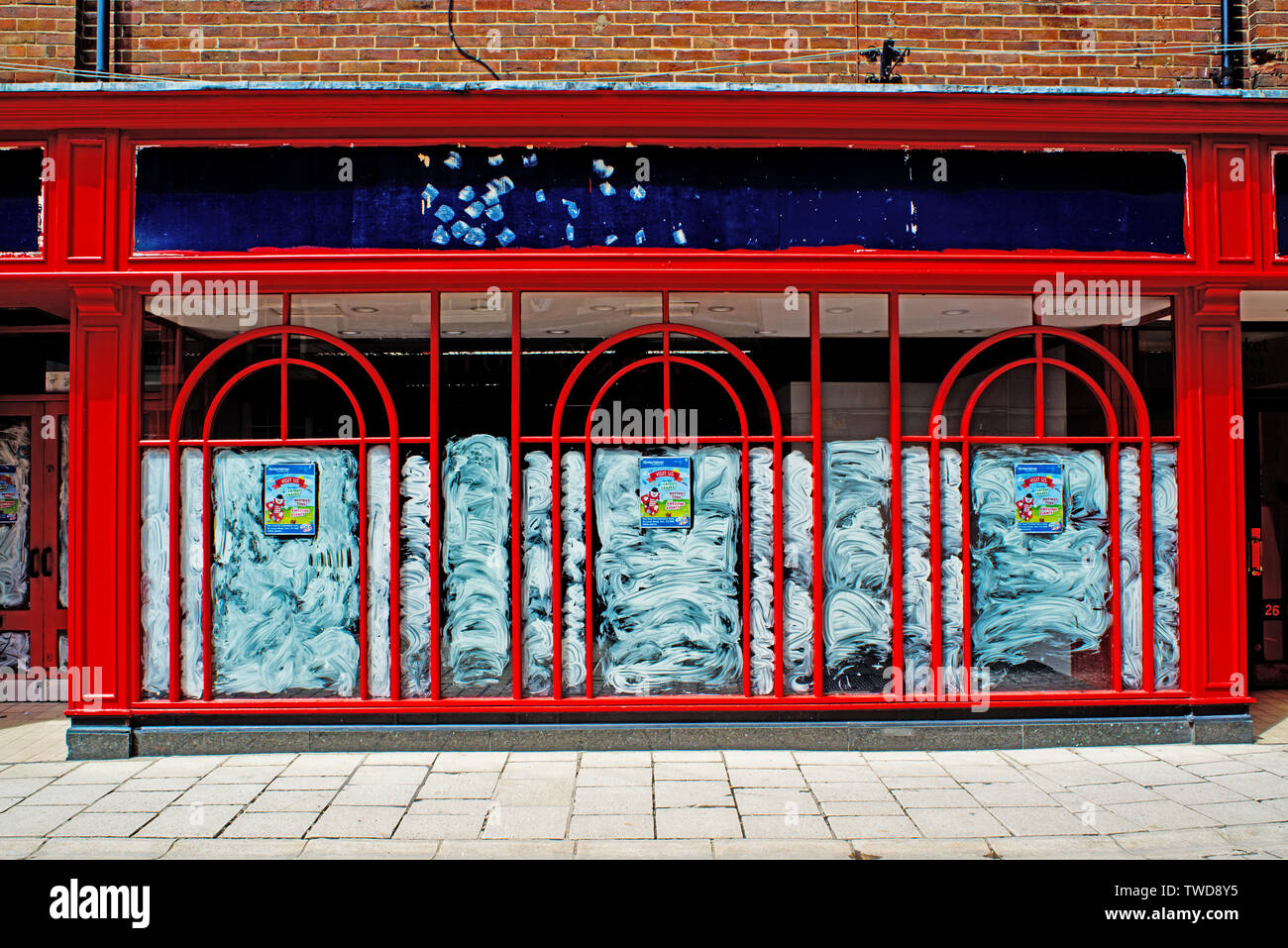 Closed shop front hi-res stock photography and images - Alamy