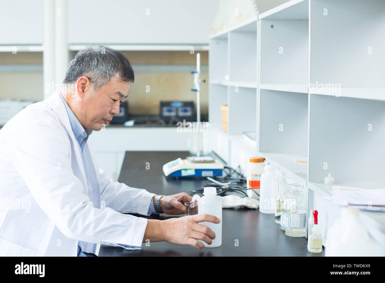 Chemical research techniques hi-res stock photography and images - Alamy