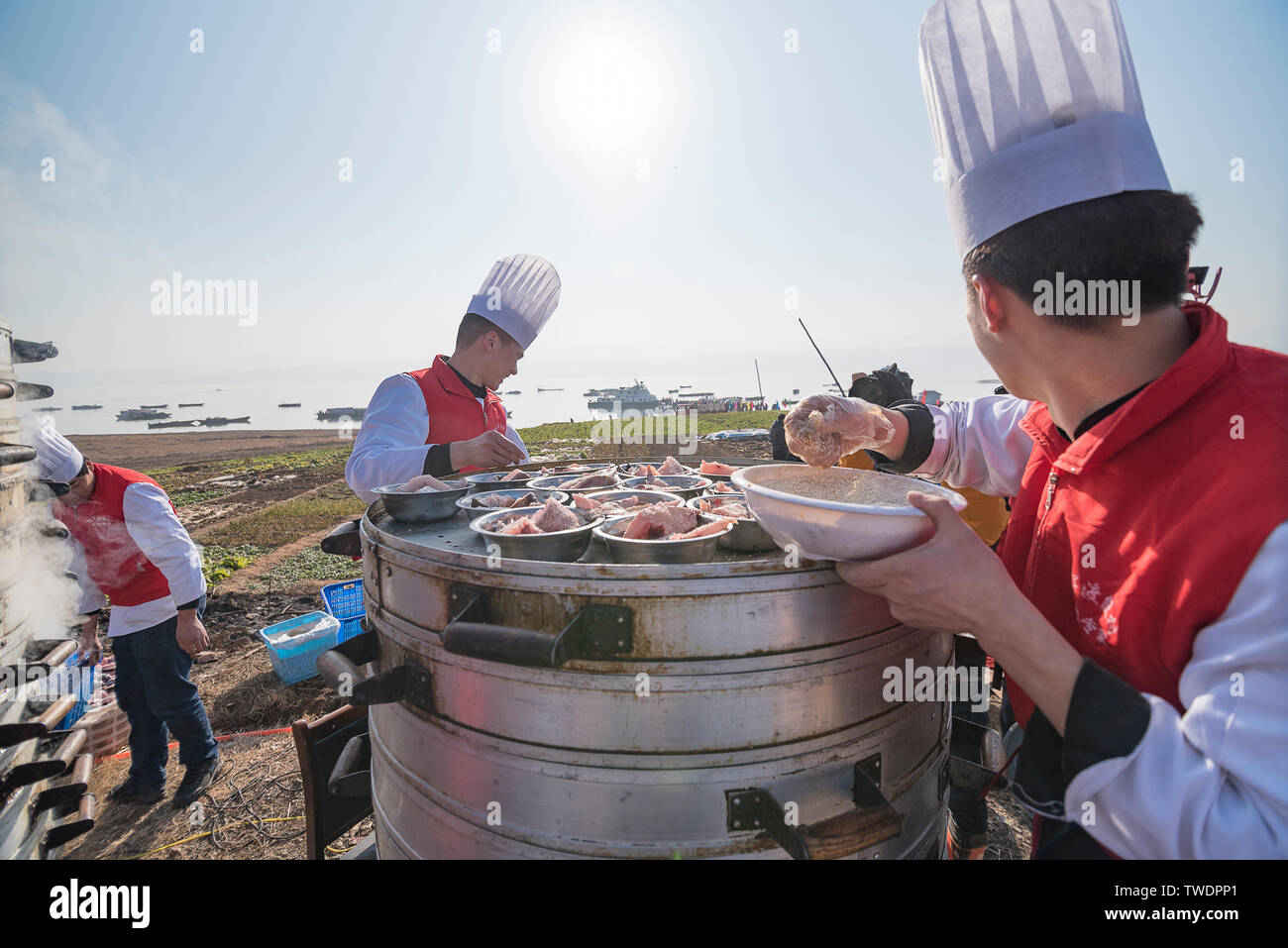Songxian, Henan, welcome Luhun Lake Fishing Festival a thousand fish ...