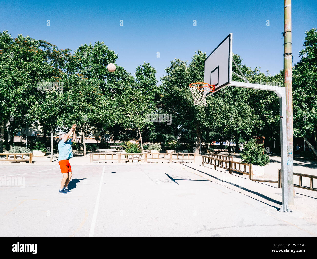 Street hoops ball hi-res stock photography and images - Alamy