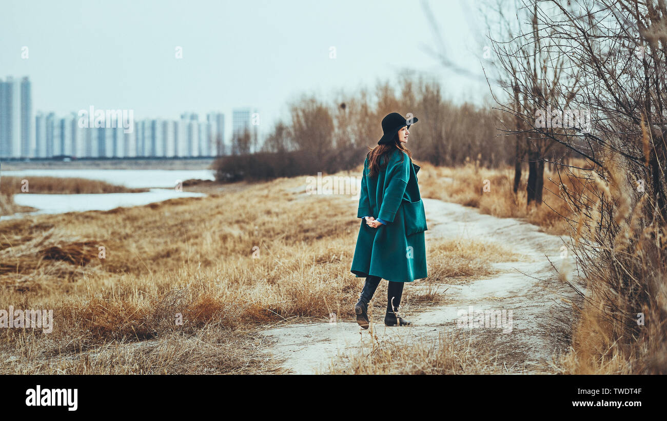 Early spring fashion Stock Photo - Alamy