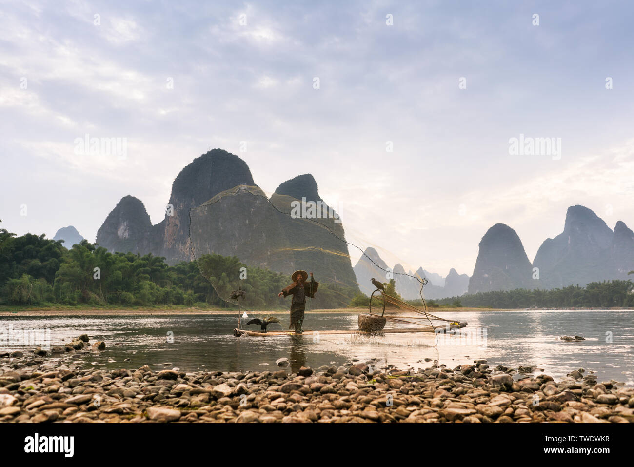 Fisherman on the Lijiang River in Yangshuo, Guilin Stock Photo - Alamy