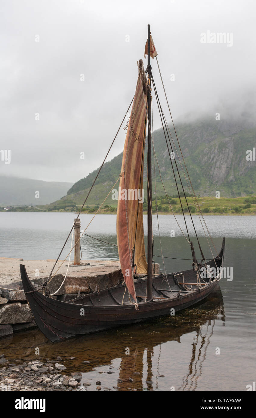 Drakkar dragon viking wooden boat with sail closeup Stock Photo - Alamy