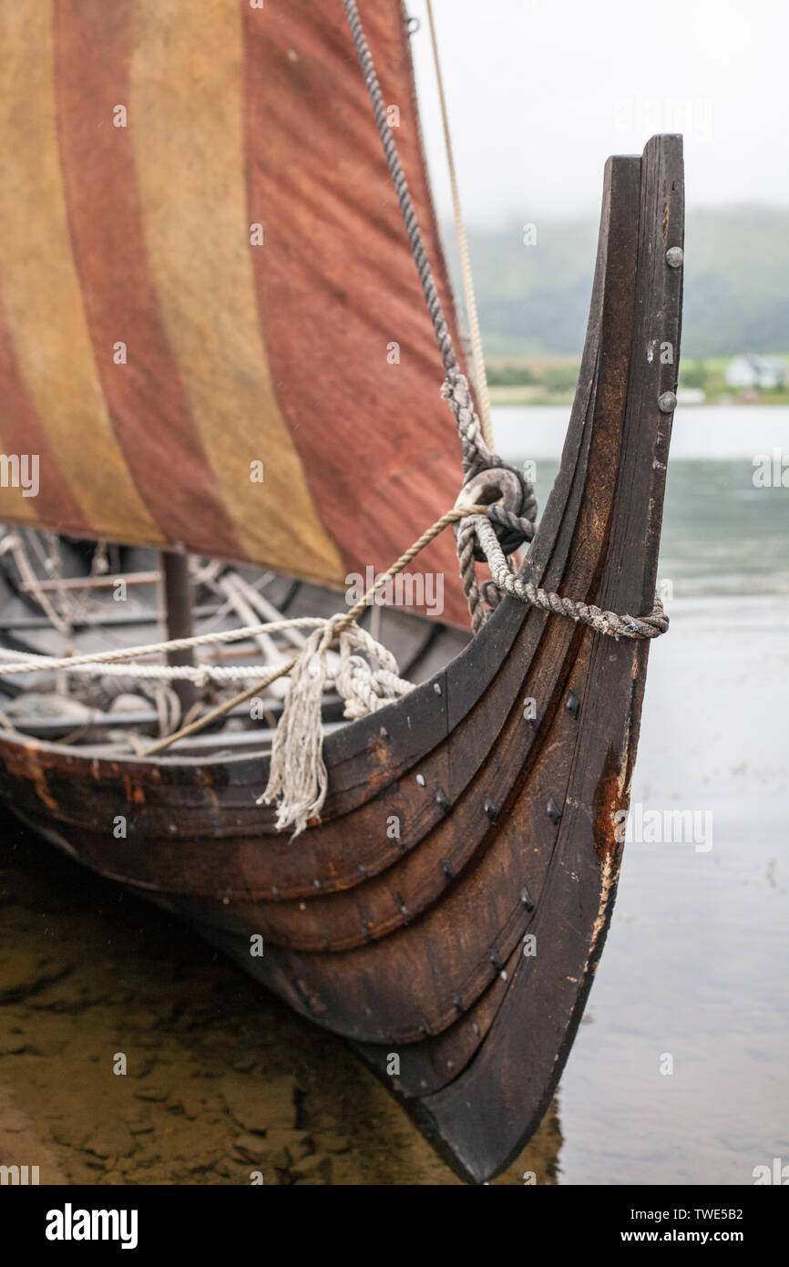 Drakkar dragon viking wooden boat with sail closeup Stock Photo - Alamy