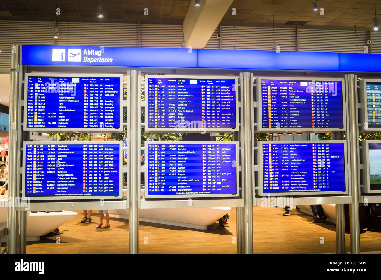 Flight status board hi-res stock photography and images - Alamy