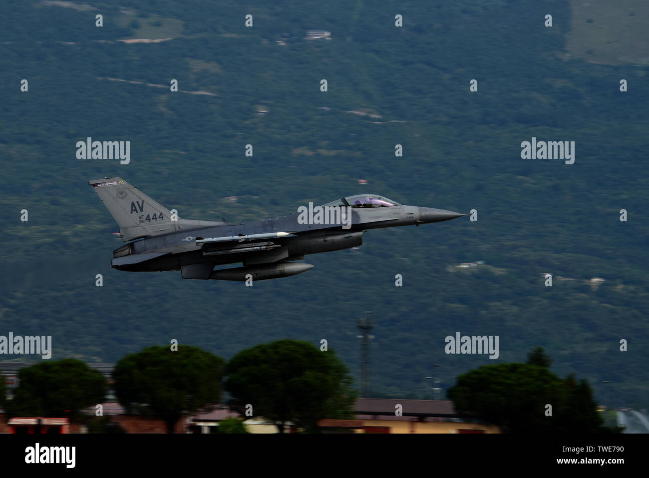 An F-16 Fighting Falcon from the 31st Fighter Wing takes off from ...