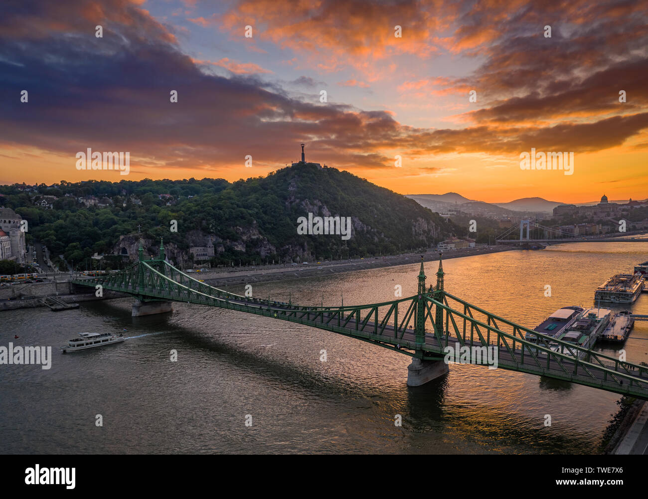 River danube and cruise boat and palace hi-res stock photography and ...