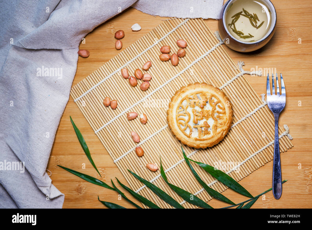 Chinese traditional cuisine Mid-Autumn Festival moon cake tea set Stock ...