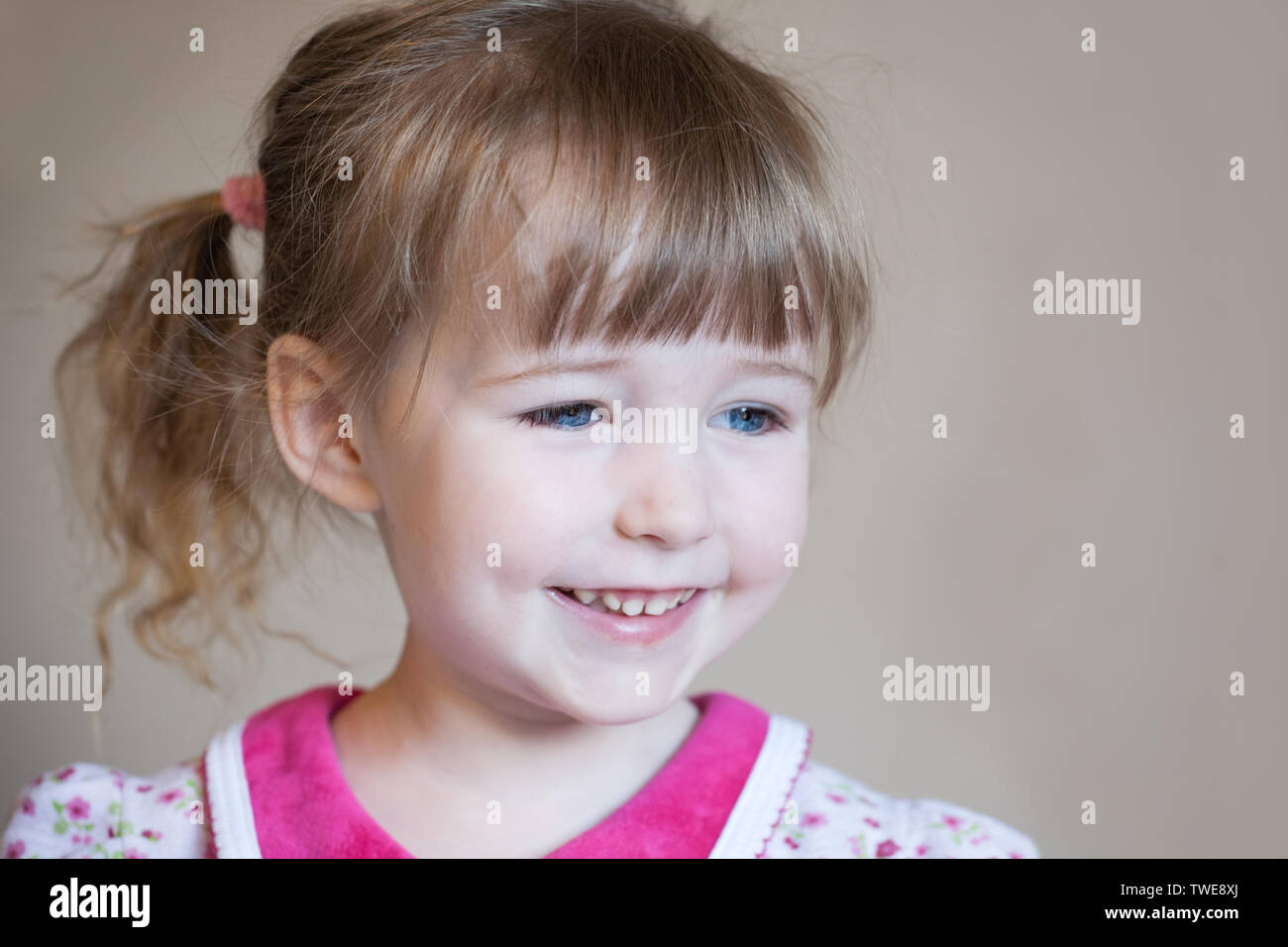 Children look at wall hi-res stock photography and images - Alamy