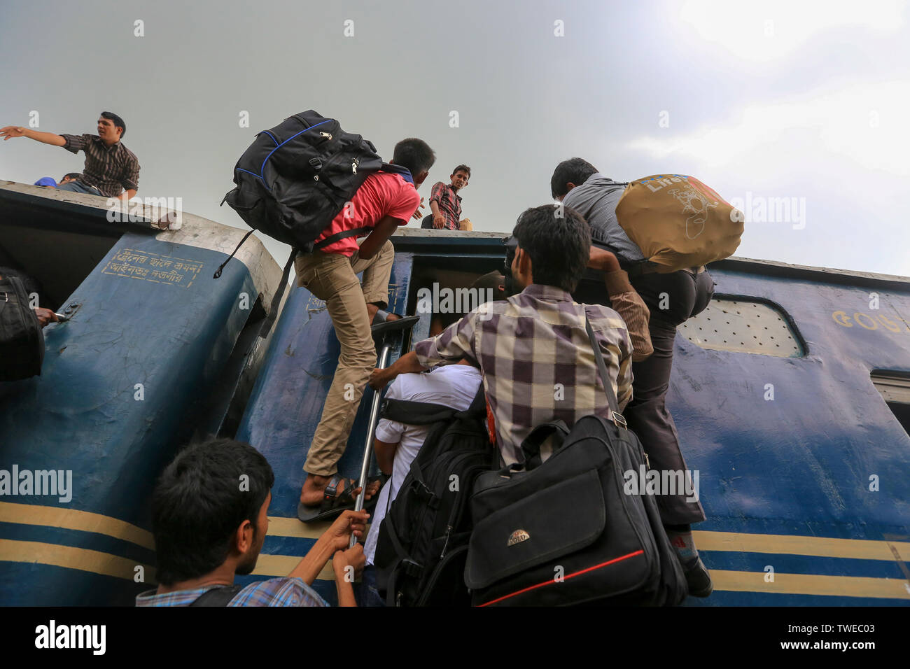 Home-bound people struggle to get the rooftop of a train at Airport ...