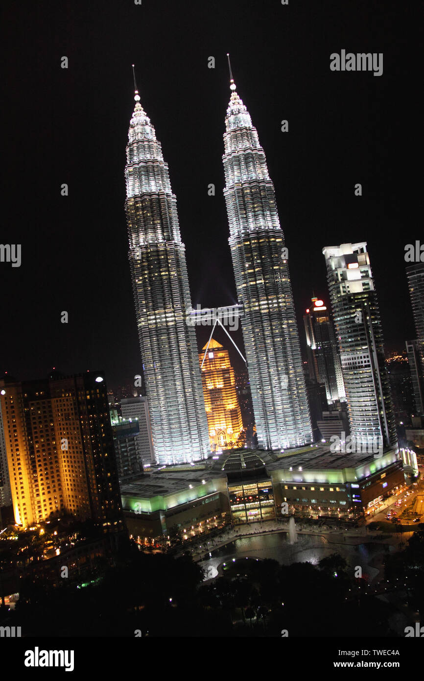 Skyscraper lit up at night, Petronas Twin Towers, Kuala Lumpur ...