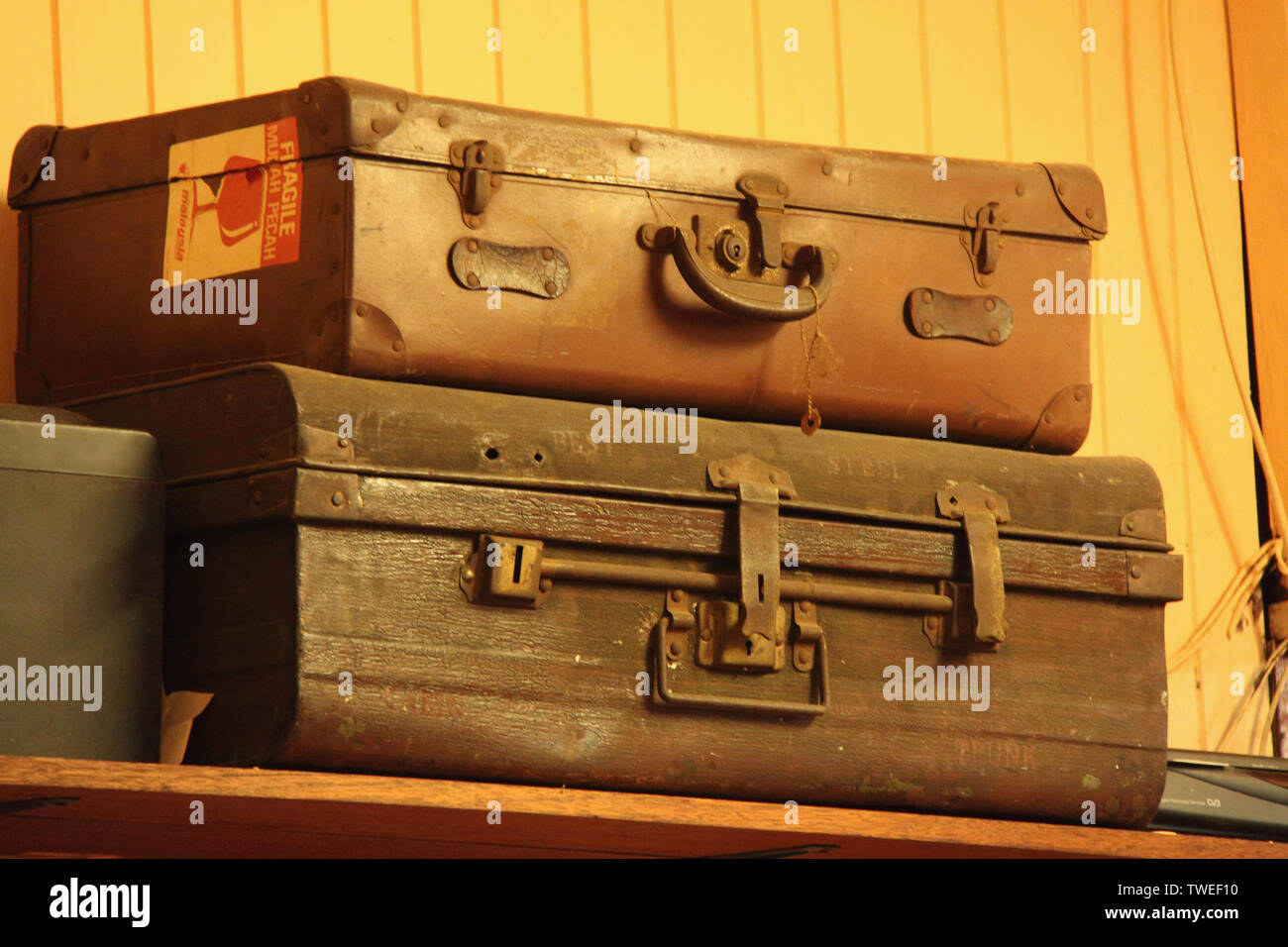 Old fashioned trunk hi-res stock photography and images - Alamy