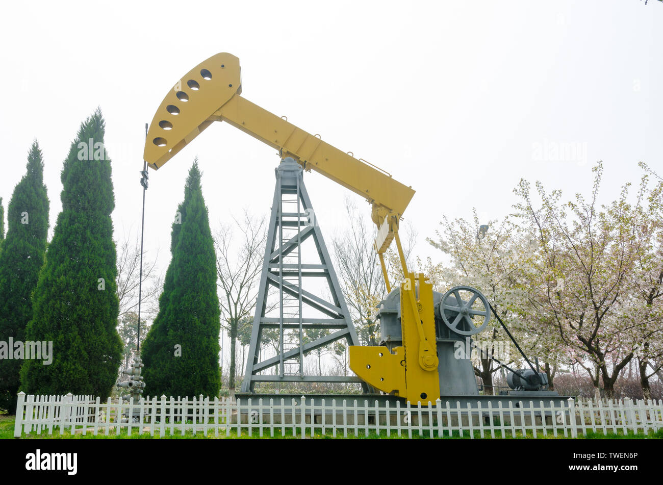 Oil pumping machine Stock Photo - Alamy