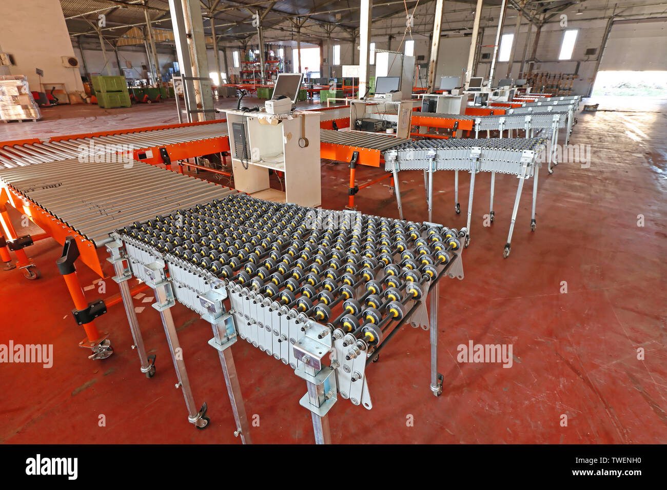 Flexible Expandable Conveyor Rollers in Distribution Warehouse Stock ...