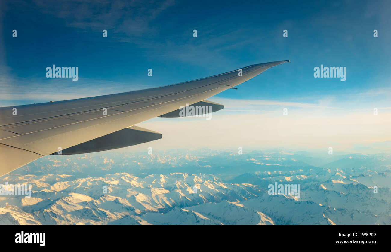 Plane over mountain hi-res stock photography and images - Alamy