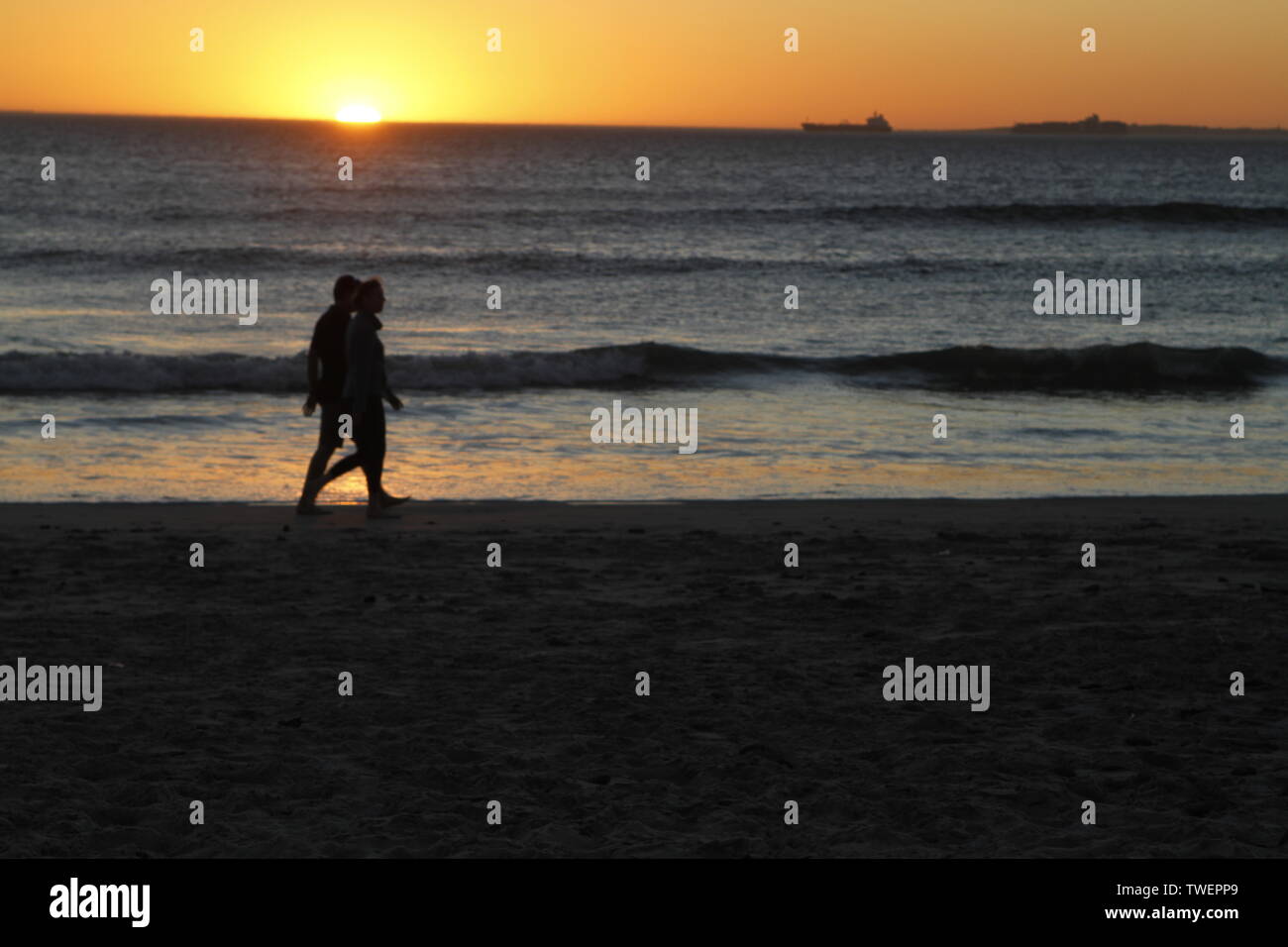 Couple romantic sunset stroll hi-res stock photography and images - Alamy