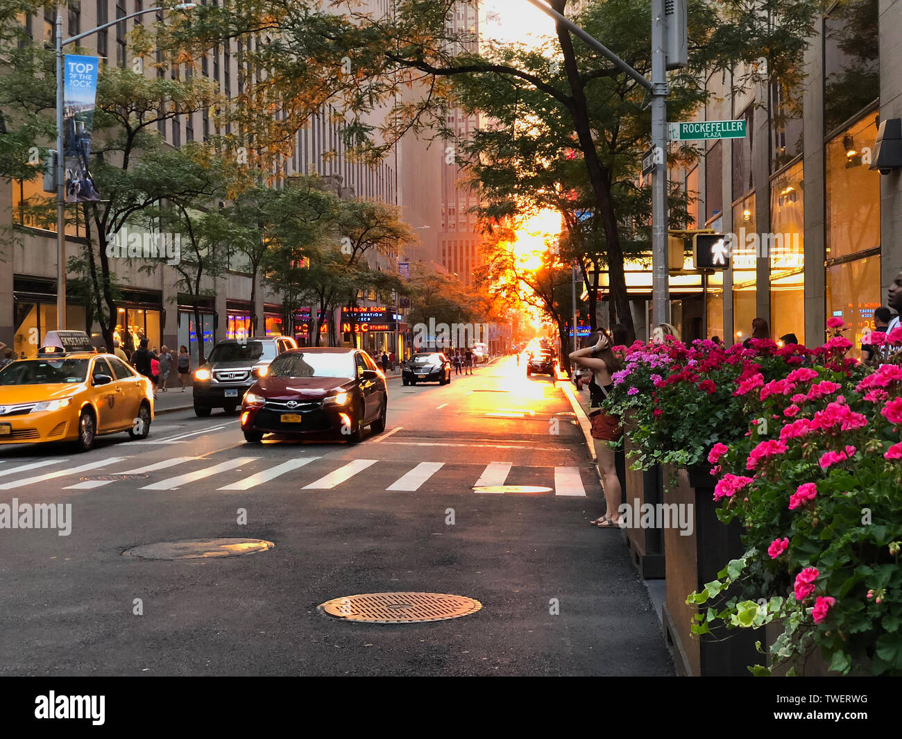 'Manhattan Henge', the phenomenon of sunset of W 50th Street in the ...