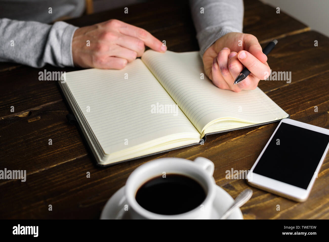 Left handed writing hi-res stock photography and images - Alamy