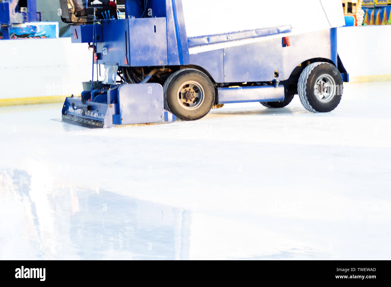 Ski polishing hi-res stock photography and images - Alamy