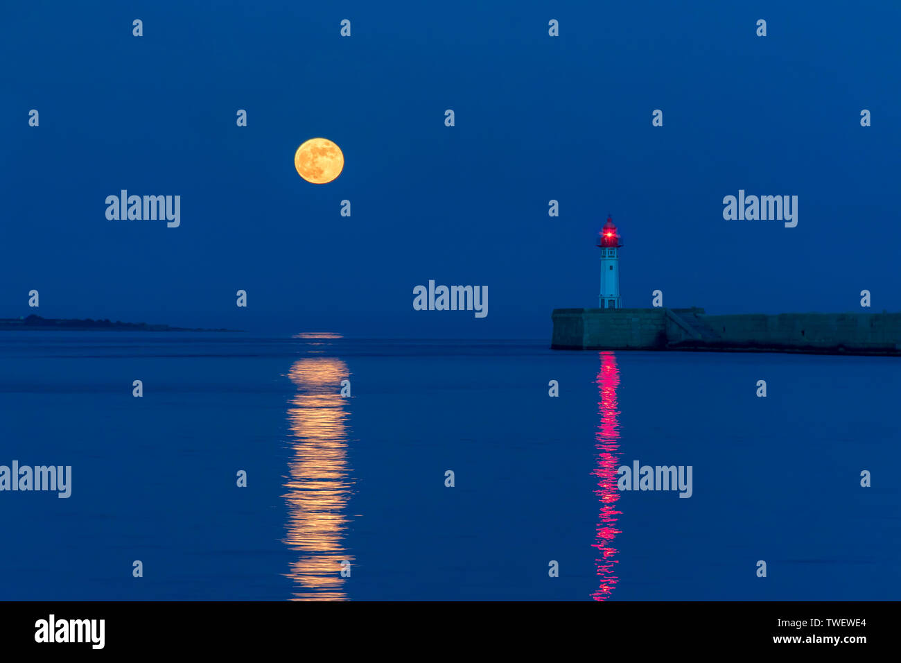 Night lighthouse moon illuminate sea hi-res stock photography and ...
